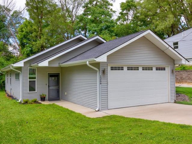 1266 E 36th Ct, Des Moines, IA 50317