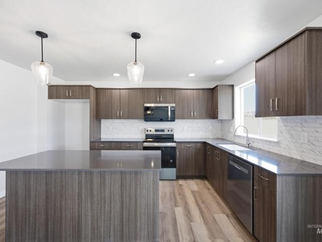 1266 W Pack River Dr