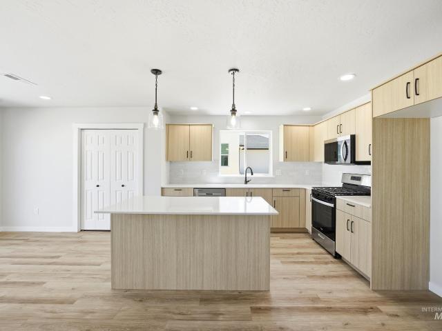 12694 Kinsella St