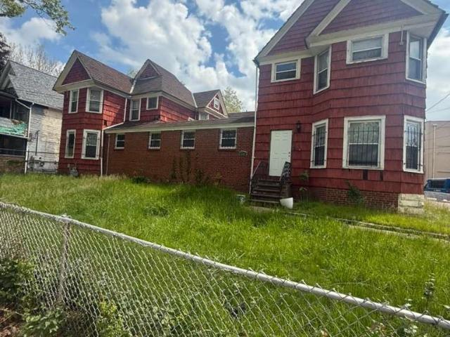 1261 E 71st Street E