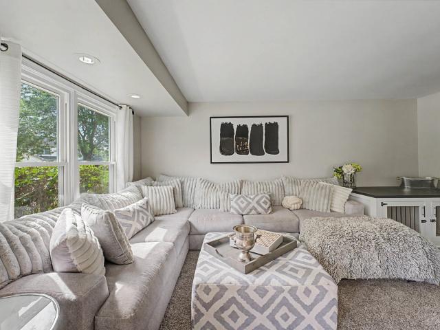 1262 Knollwood Circle