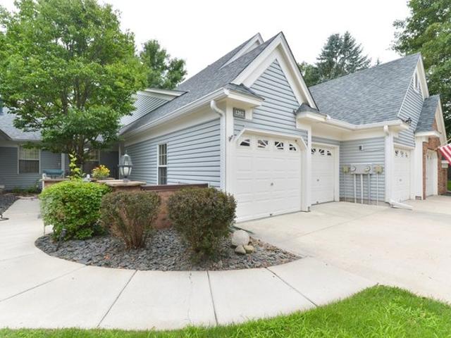 1262 Pond View Ln, White Bear Lake, MN 55110