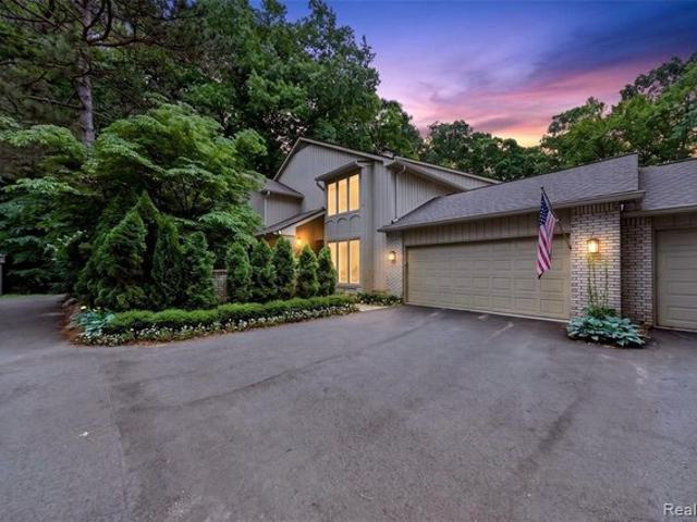 1262 Woodcrest Cir, Bloomfield Hills, MI 48304