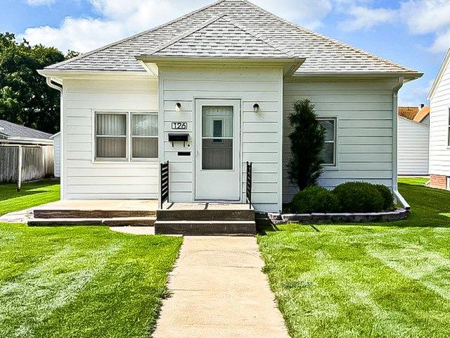 126 5th Ave, Holdrege, NE 68949