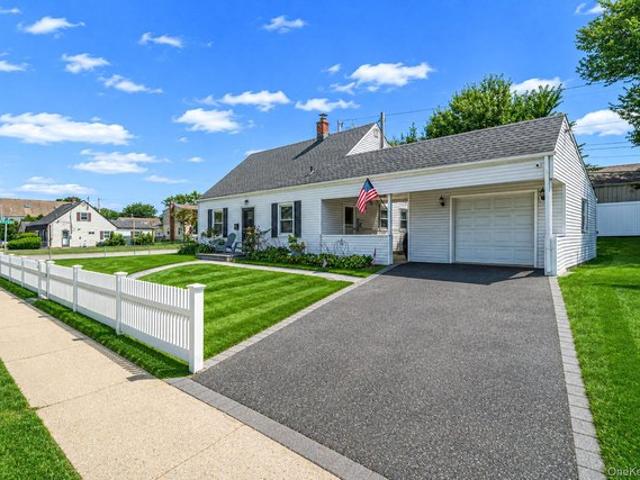126 Cotton Ln, Levittown, NY 11756