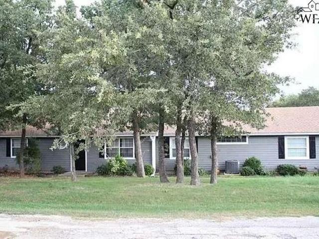 126 Country Club Dr, Nocona, TX 76255