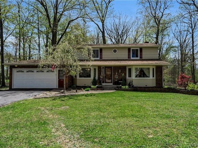 126 Amberwood Dr, Grand Island, NY 14072