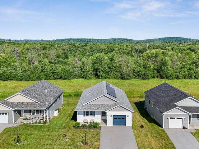 126 Dunneaway Dr, Georgia, VT 05478