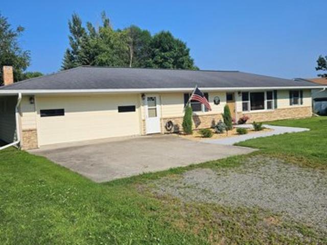 126 Elm Dr, Warroad, MN 56763