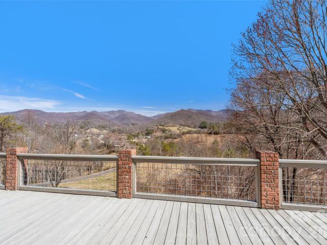 126 Hillcrest Dr, Barnardsville, NC