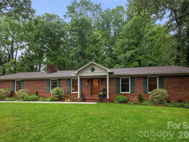 126 Mockingbird Dr, Hendersonville, NC 28792