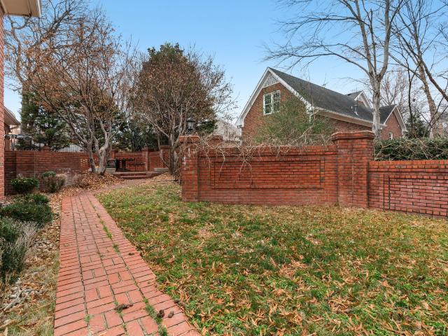 126 N Country Club Dr