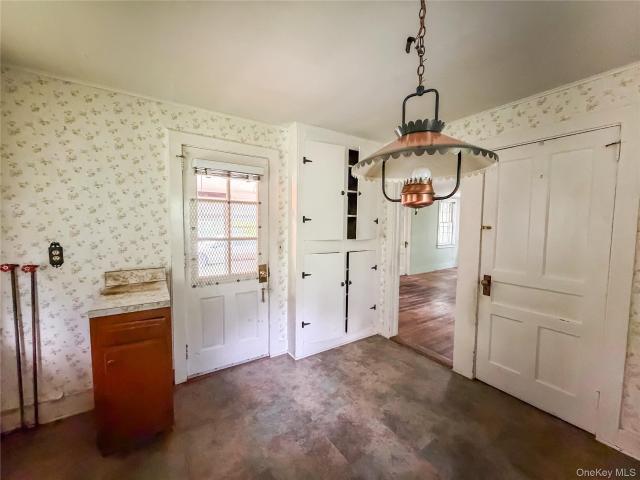 126 S Quaker Lane