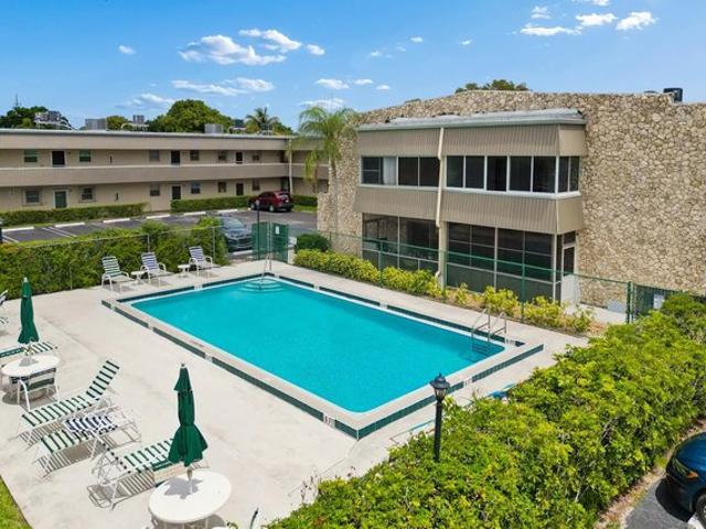 126 Sparrow Dr Apt 10B, Royal Palm Beach, FL 33411