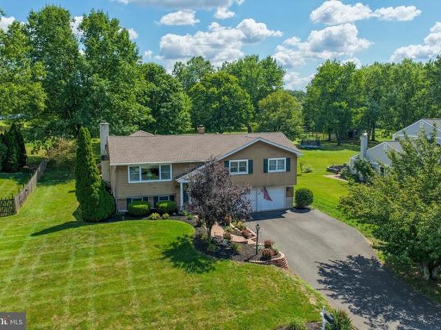 126 Surrey Ln, Harleysville, PA 19438