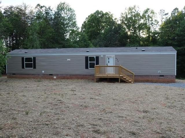 126 Sycamore Dr, Mount Airy, NC 27030