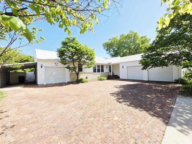 126 Parkside Cir, Junction City, KS 66441
