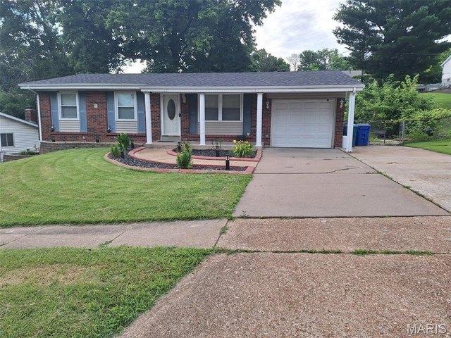 12765 Spanish Village Dr, Bridgeton, MO 63044