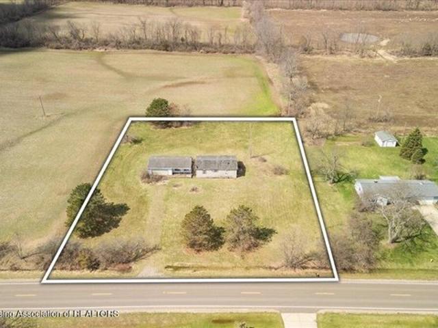 12797 Oneida Rd, Grand Ledge, MI 48837