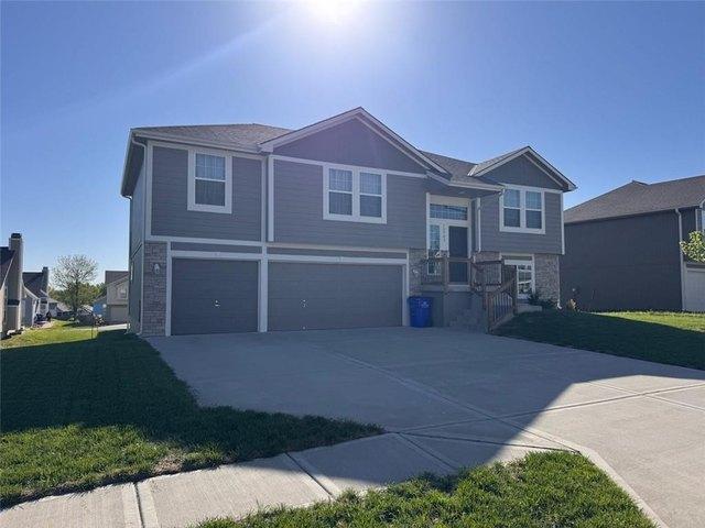 12705 Applewood Dr, Grandview, MO 64030