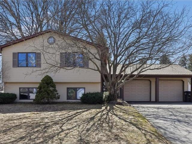 1270 Burke Ave W, Roseville, MN 55113