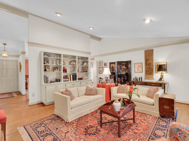 1270 Shadow Way