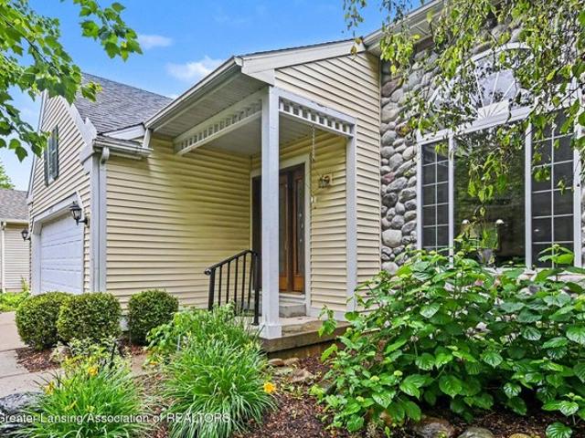 12717 Houghton Dr, DeWitt, MI 48820