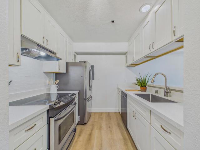 1271 Poplar Avenue 209