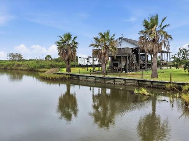 1273 Diamond Rd, Crystal Beach, TX 77650
