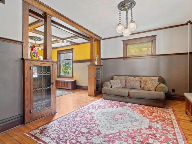 127 4th Avenue S