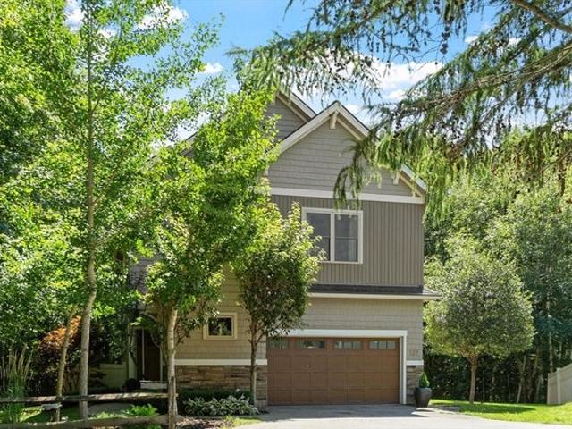 127 Boxwood Ln, Dover, NH 03820