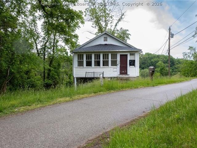 127 Bailes Dr, Nitro, WV 25143