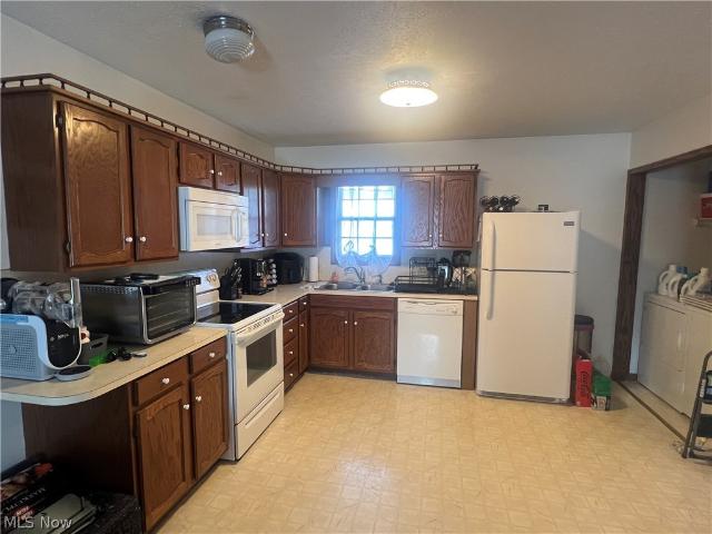 127 E Adams Street B4