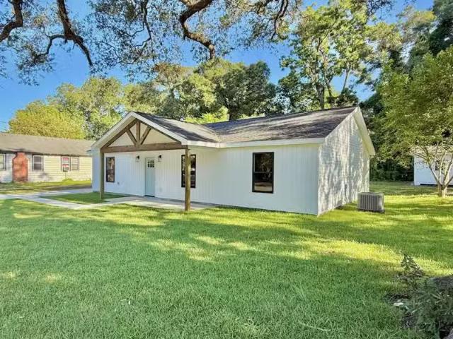 127 E CAMPBELL AVE, GENEVA, AL 36340