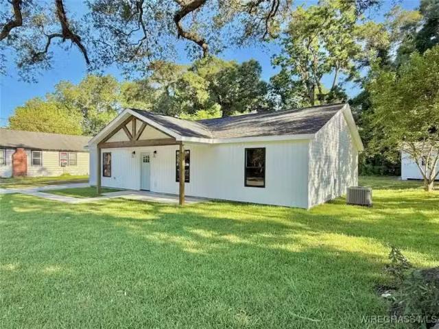 127 E CAMPBELL AVE, GENEVA, AL 36340