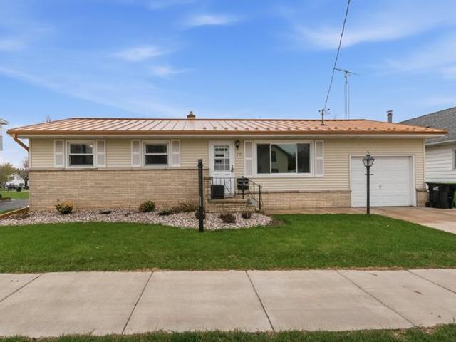 127 E Davis St, Beaver Dam, WI 53916