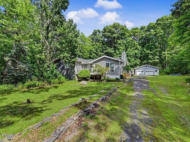 127 Lone Oak Dr, Hawley, PA 18438