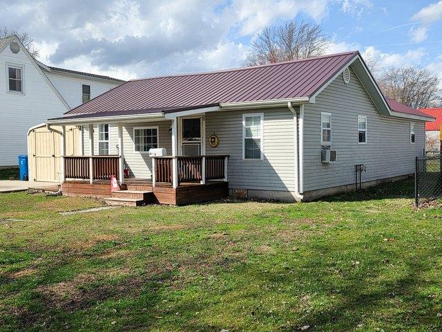 127 Park Ave, Flora, IL 62839