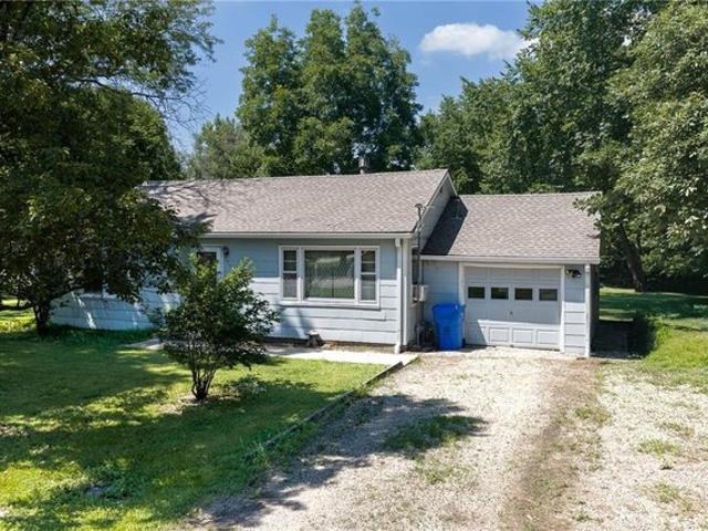 127 W 3rd St, Tonganoxie, KS 66086
