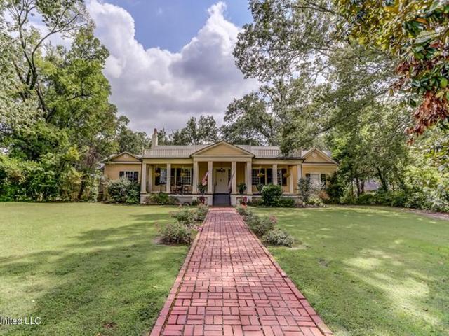 127 W Gholson Ave, Holly Springs, MS 38635