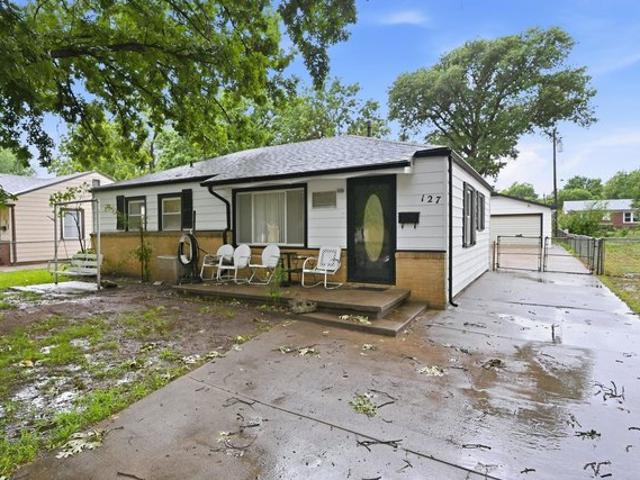 127 Wire Ave, Haysville, KS 67060