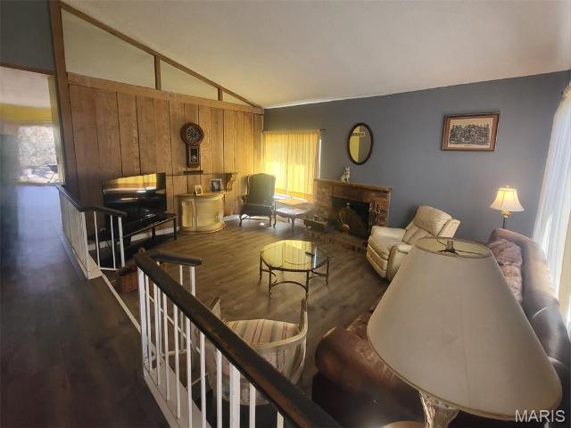 1284 Kew Gardens Dr, Florissant, MO 63031 | MLS #26001 | Compass