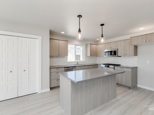 1284 W Pack River Dr