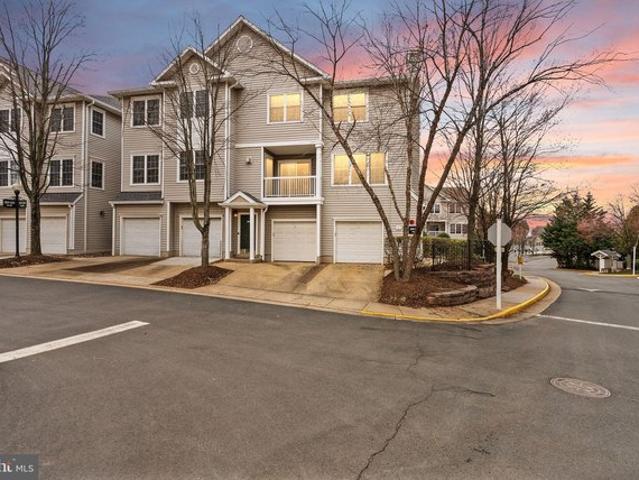 12857 Fair Briar Ln, Fairfax, VA 22033
