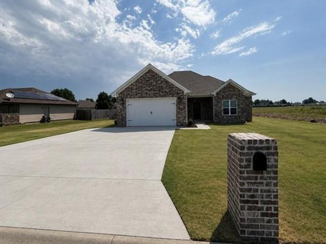 1285 Navajo Trl, Lonoke, AR 72086