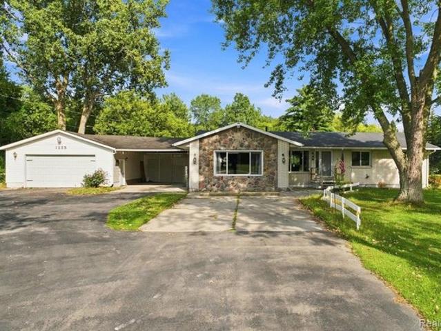 1288 40th St, Port Huron, MI 48060