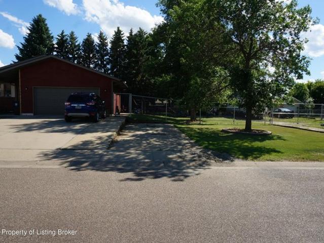 1288 9th St E, Dickinson, ND 58601