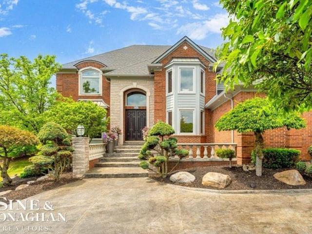 1289 Creek Pointe Dr, Rochester, MI 48307
