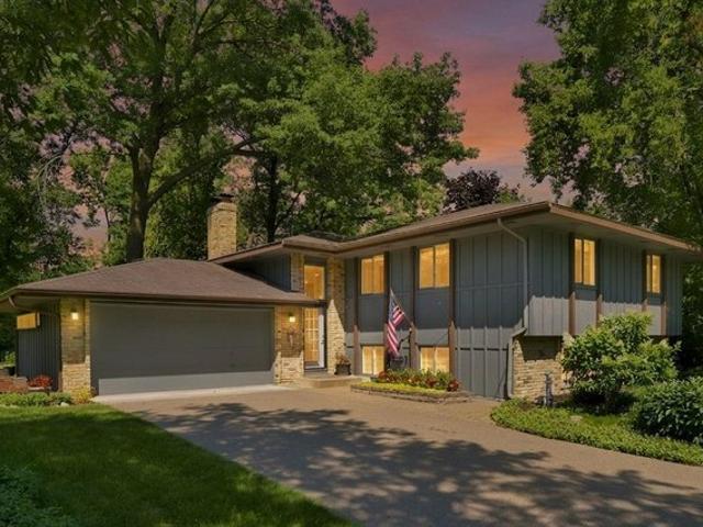 12808 Woodview Ln, Burnsville, MN 55337