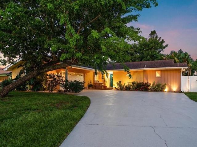 12811 Lake Dr, Largo, FL 33774